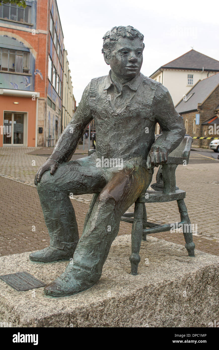 Dylan Thomas Statue Dylan Thomas in Swansea Stock Photo - Alamy
