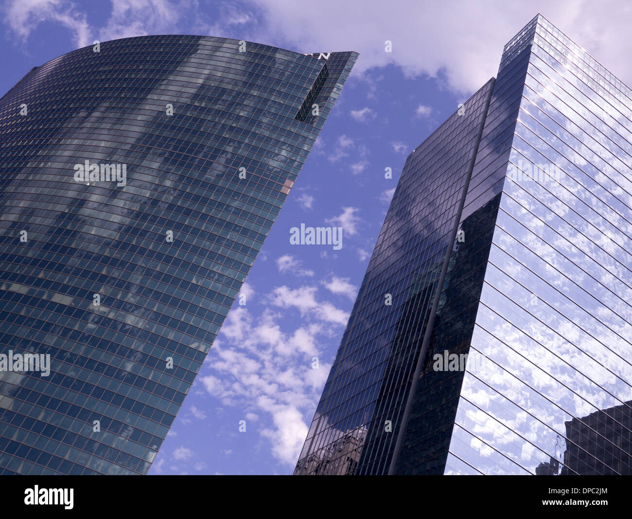 333 West Wacker Drive, a glass office block on the Chicago River ...