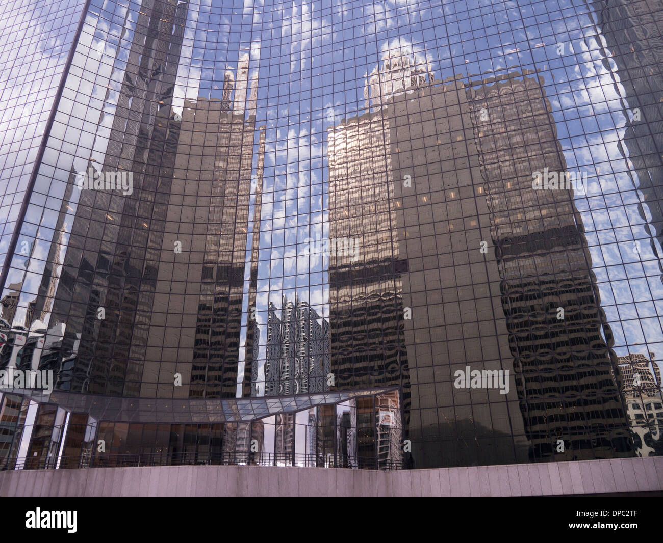 Reflections of skyscrapers in 333 Wacker Drive on the Chicago River ...