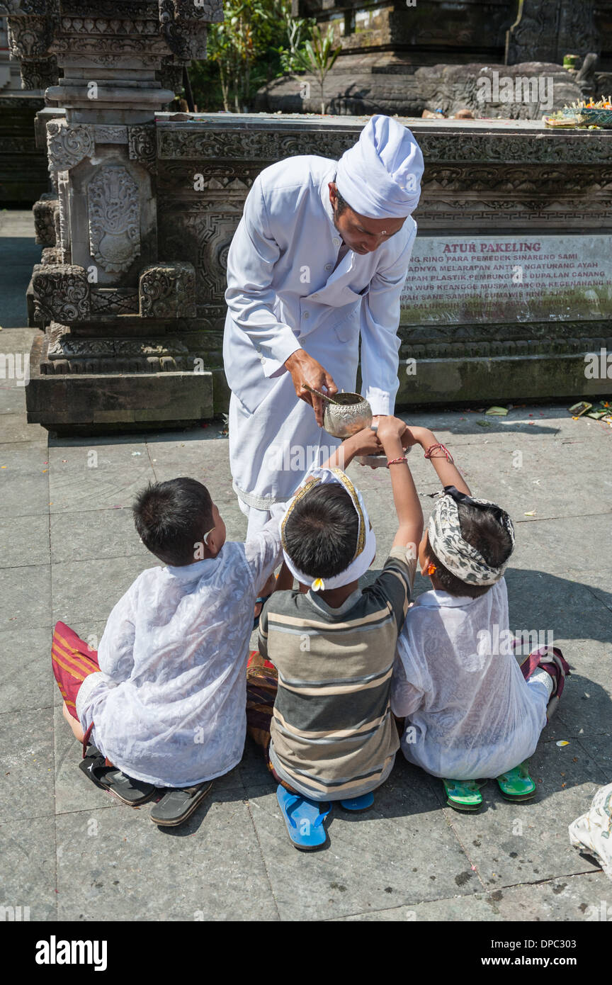 Children praying at Tirta Empul temple, Bali, Indonesia, Asia Stock ...