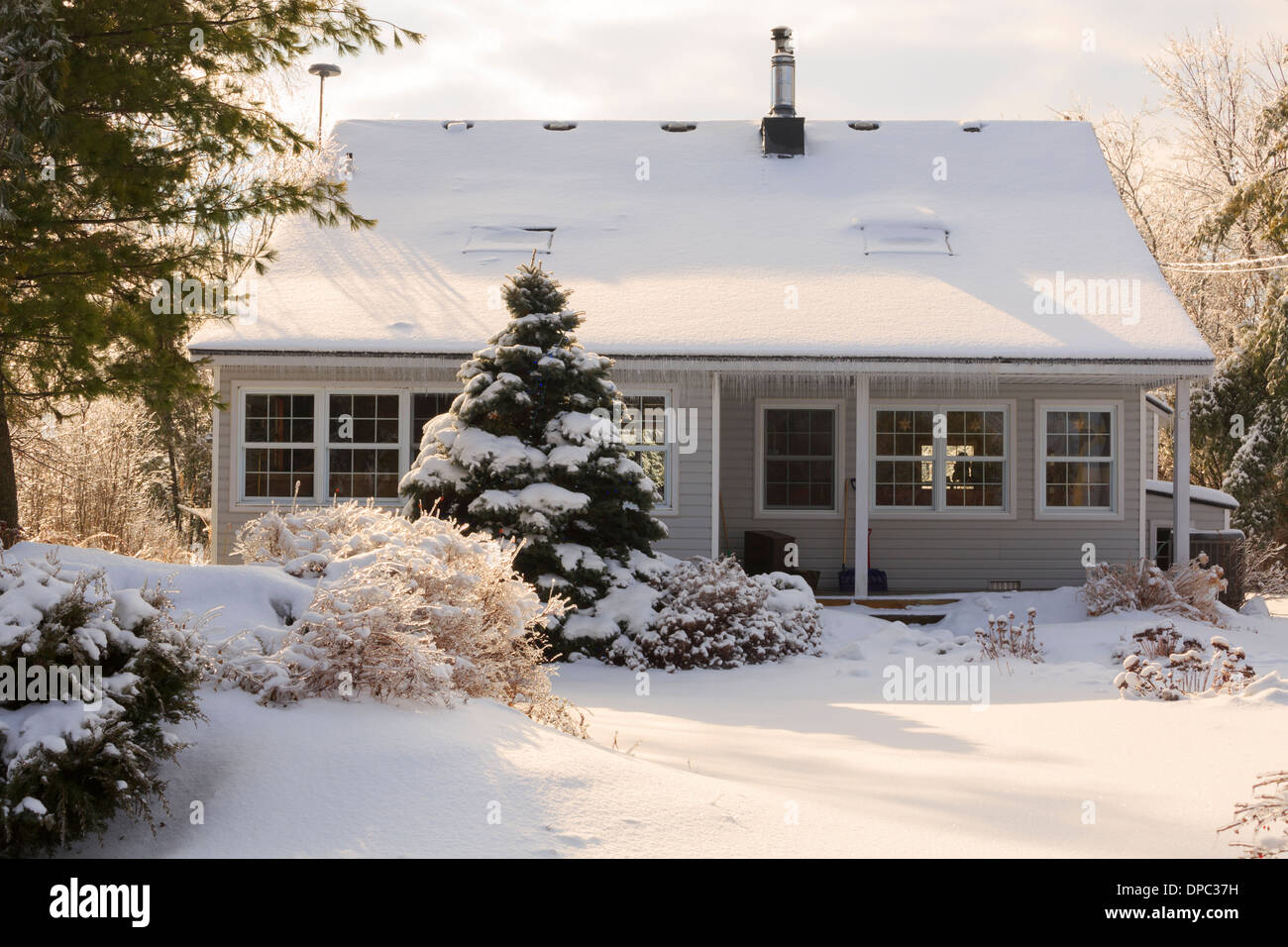 Cozy house winter hi-res stock photography and images - Alamy