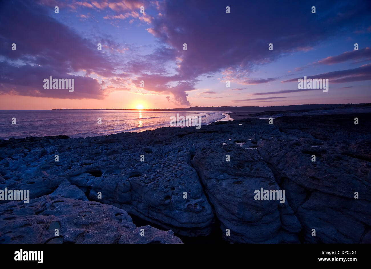 Ogmore beach rocks hi-res stock photography and images - Alamy