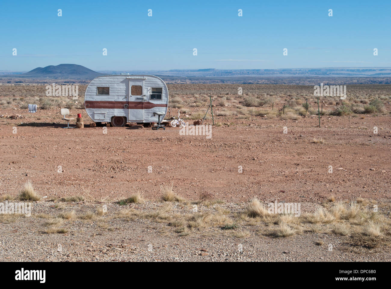 This lone trailer in the desert has a big back yard Stock Photo - Alamy