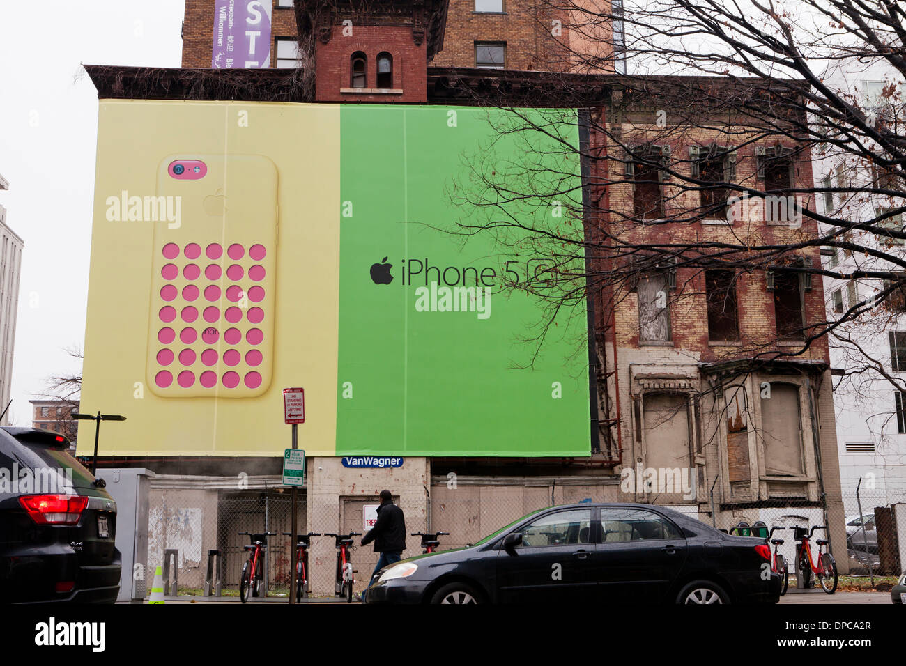 Apple iPhone 5c ad on side of building - Washington, DC USA Stock Photo ...