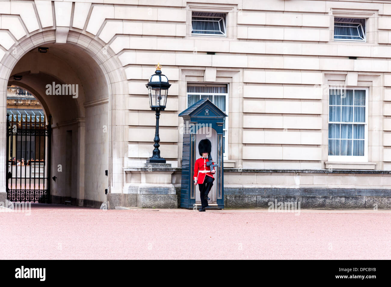 Buckingham palace beefeater hi-res stock photography and images - Alamy