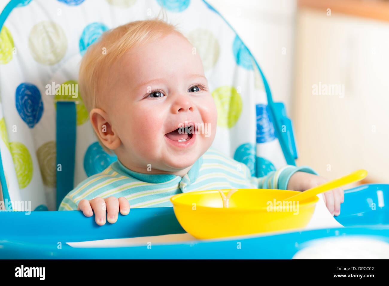Kitchen table food sitting hi-res stock photography and images - Alamy