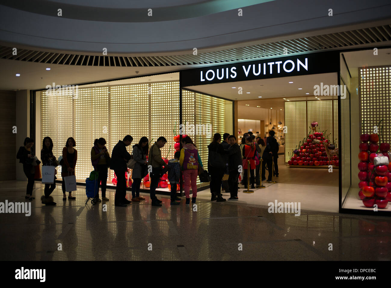 Shoppers queuing outside the Louis Vutton store in Times Square ...