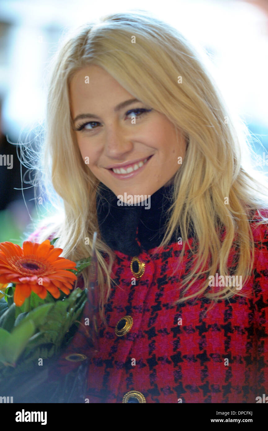Fans surprise Pixie Lott with party poppers and flowers for her 23rd ...