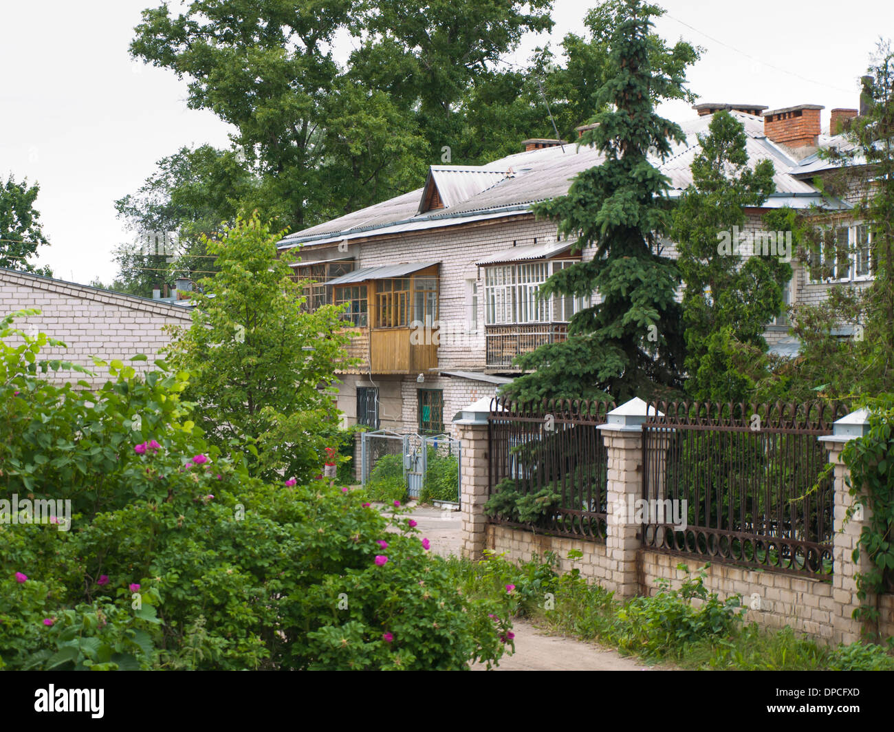 Houses backyard hi-res stock photography and images - Alamy