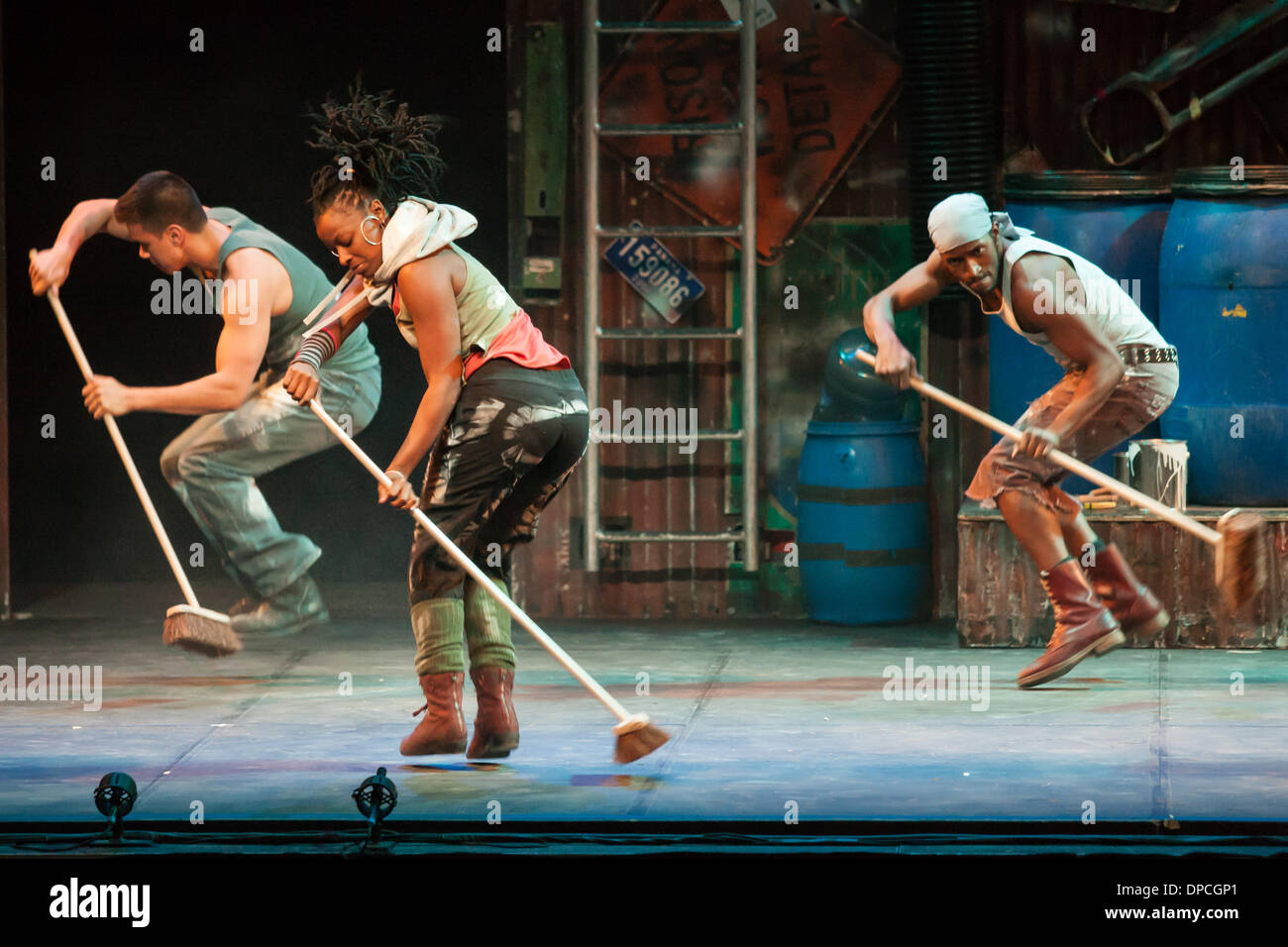 The cast of stomp hi-res stock photography and images - Alamy