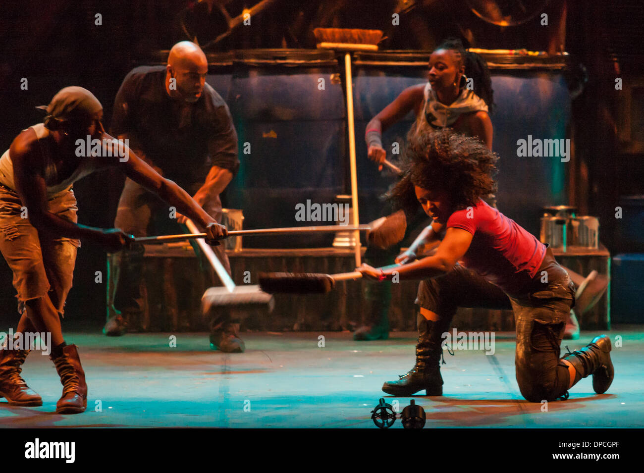 The cast of stomp hi-res stock photography and images - Alamy