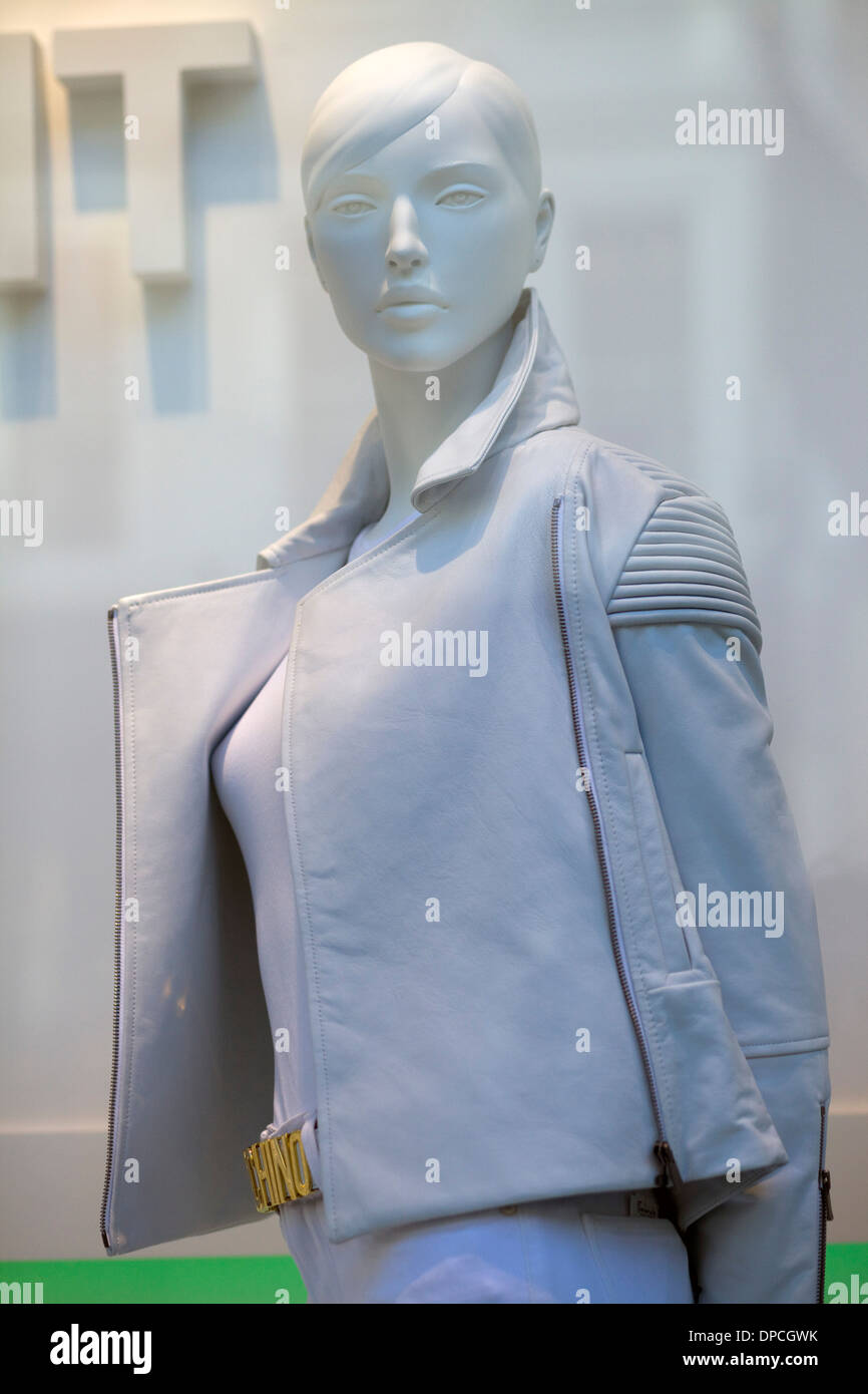Shop window Display mannequin Stock Photo - Alamy