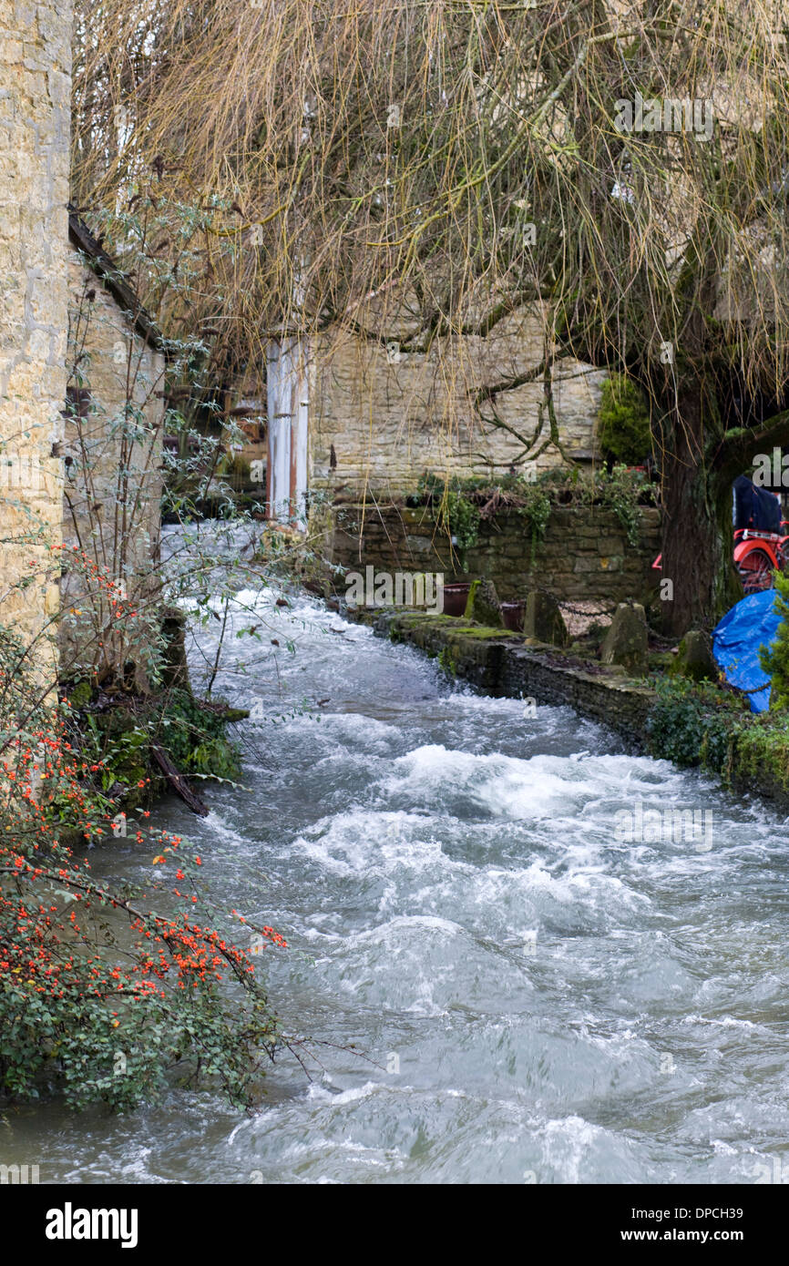 Flowing River Between Houses in the Cotswolds village of Bourton-on-the ...