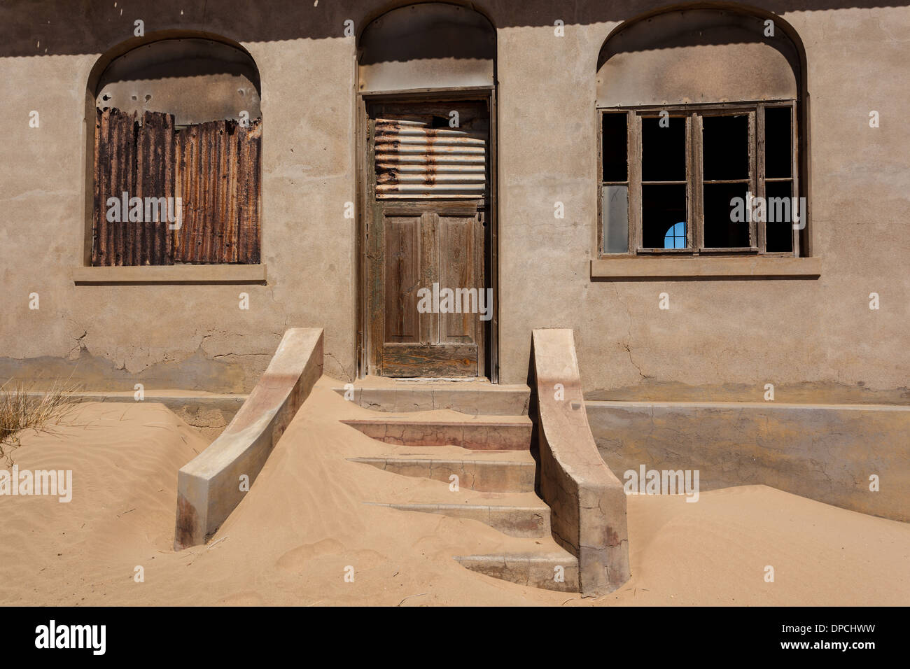 Sand filled room abandoned hi-res stock photography and images - Alamy