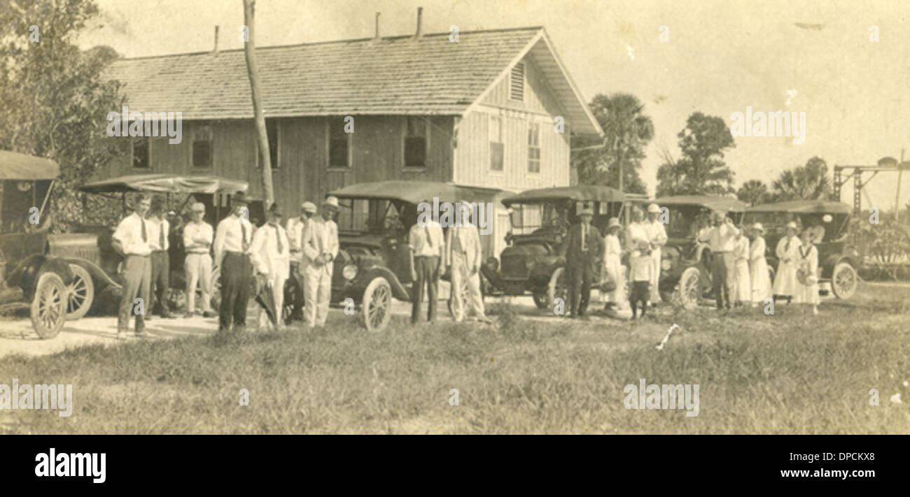 This photograph shows the Koreshan Unity group in front of their ...