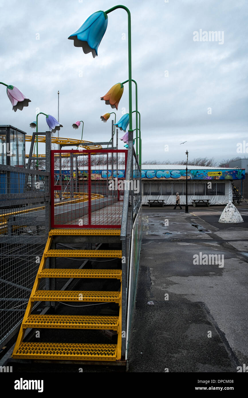 Deserted theme park hi-res stock photography and images - Alamy