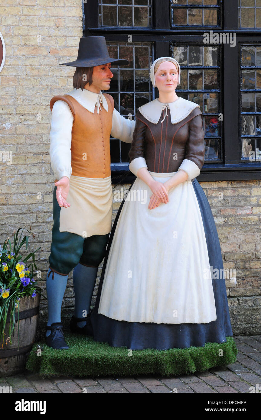 Figures of Oliver and Elizabeth Cromwell outside Oliver Cromwell's ...