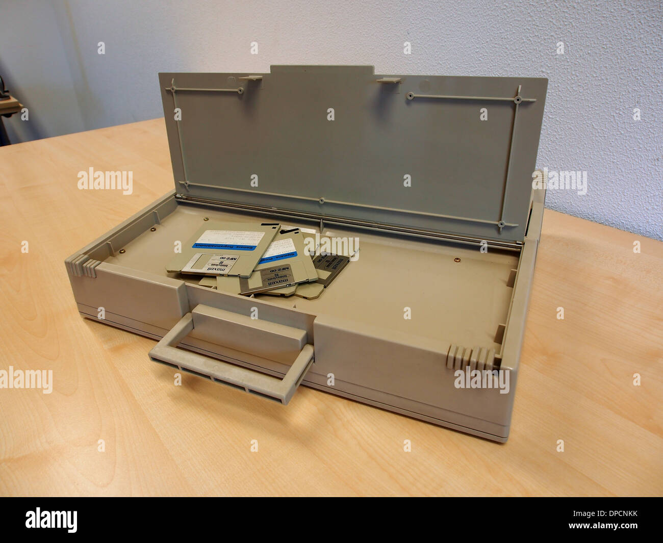 The Siemens Simatic S5 PG 635 is a programmable logic controller (PLC ...