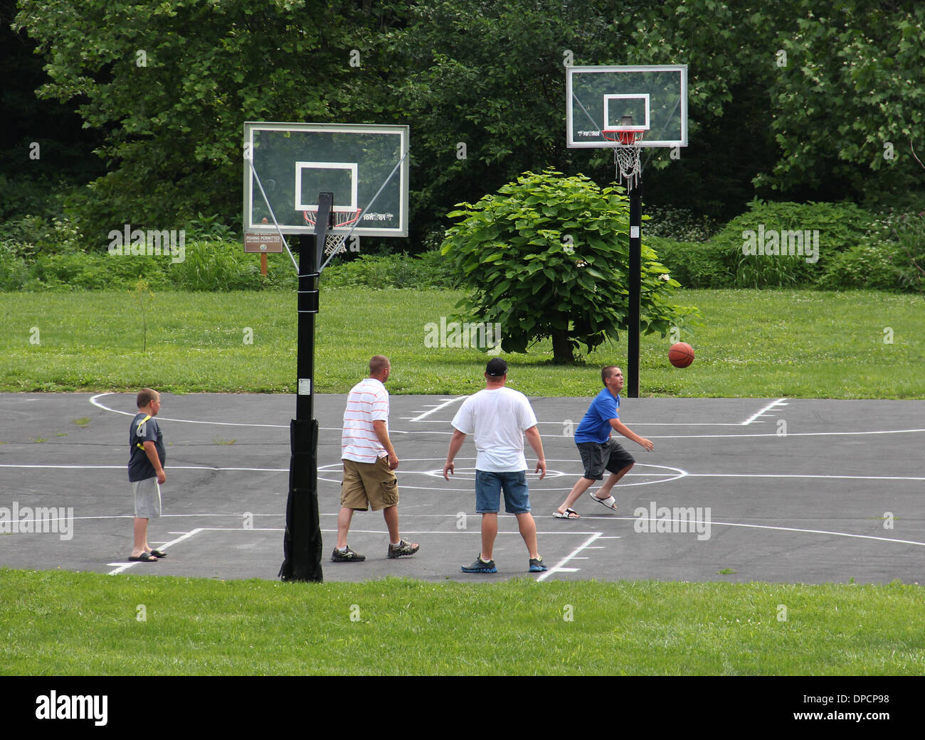 Teen boys playing basketball hi-res stock photography and images - Alamy