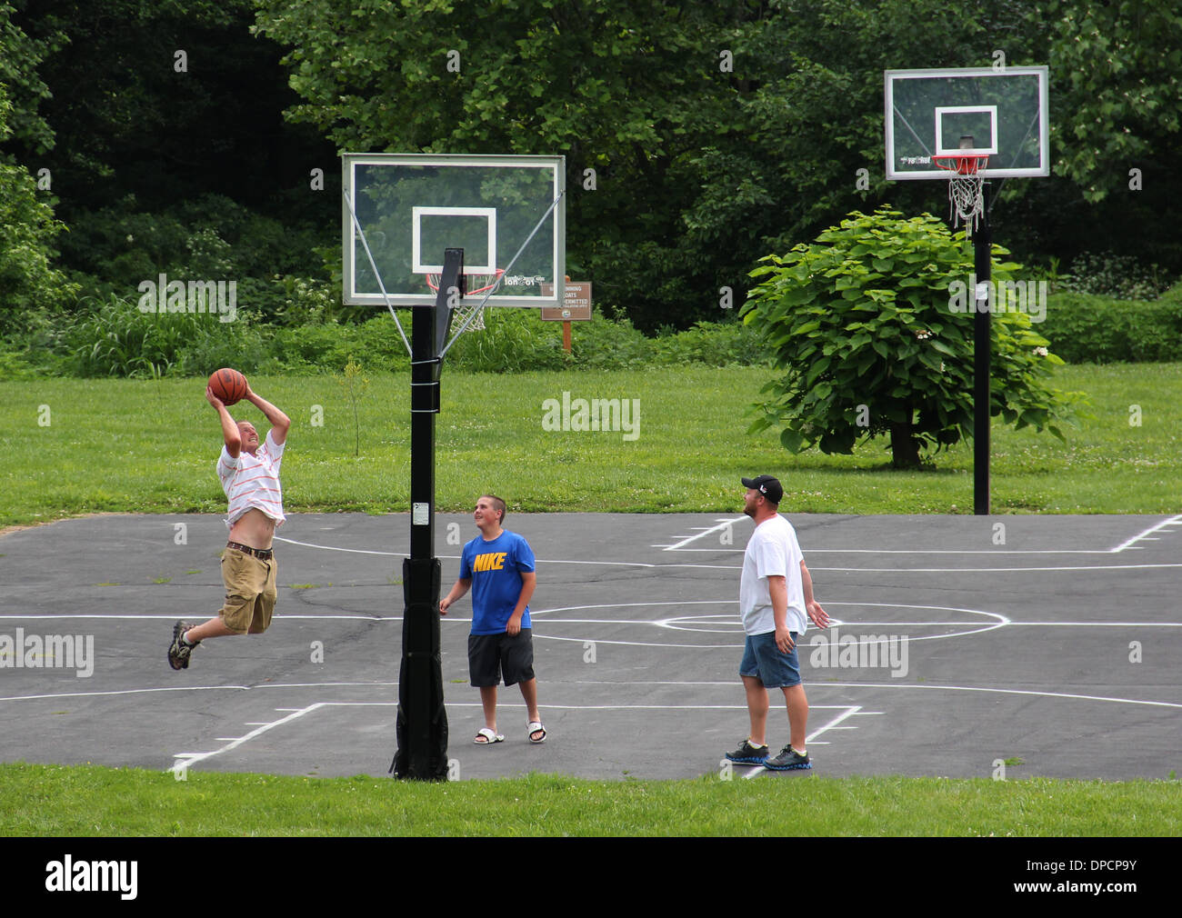Basketball court park hi-res stock photography and images - Alamy