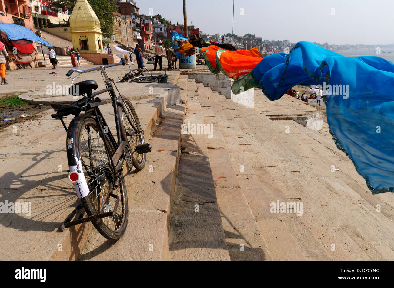 Washing drying on the ghats of the Ganges at Varanasi Stock Photo - Alamy