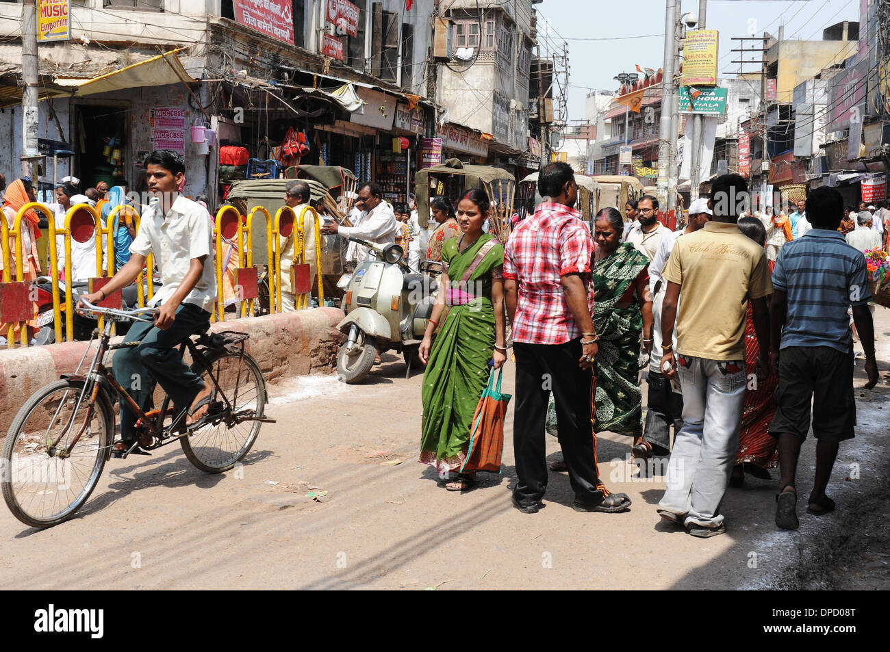 A typically busy Indian street Stock Photo - Alamy