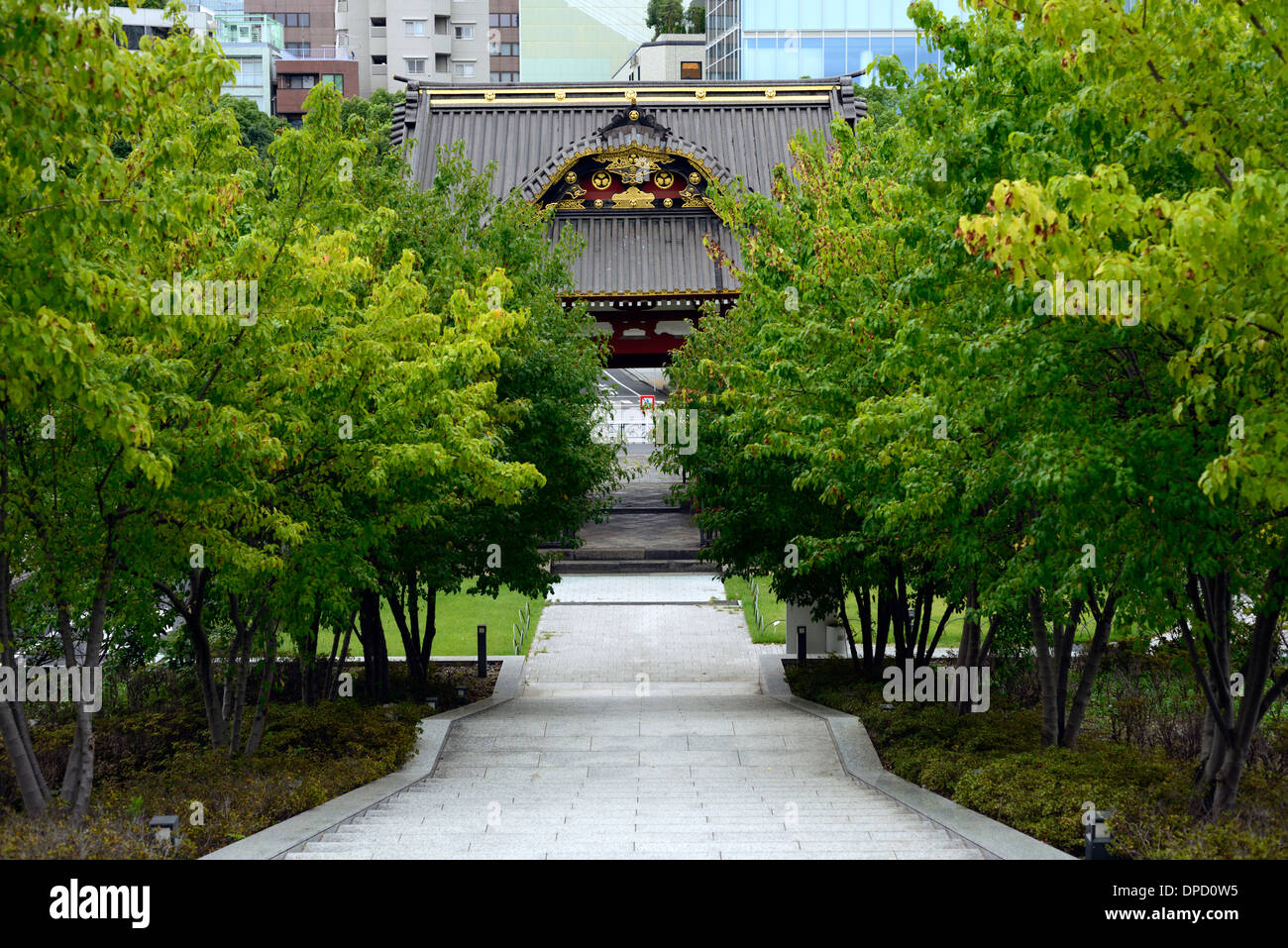 tree lined steps entrance gate gateway shiba park tokyo Stock Photo - Alamy