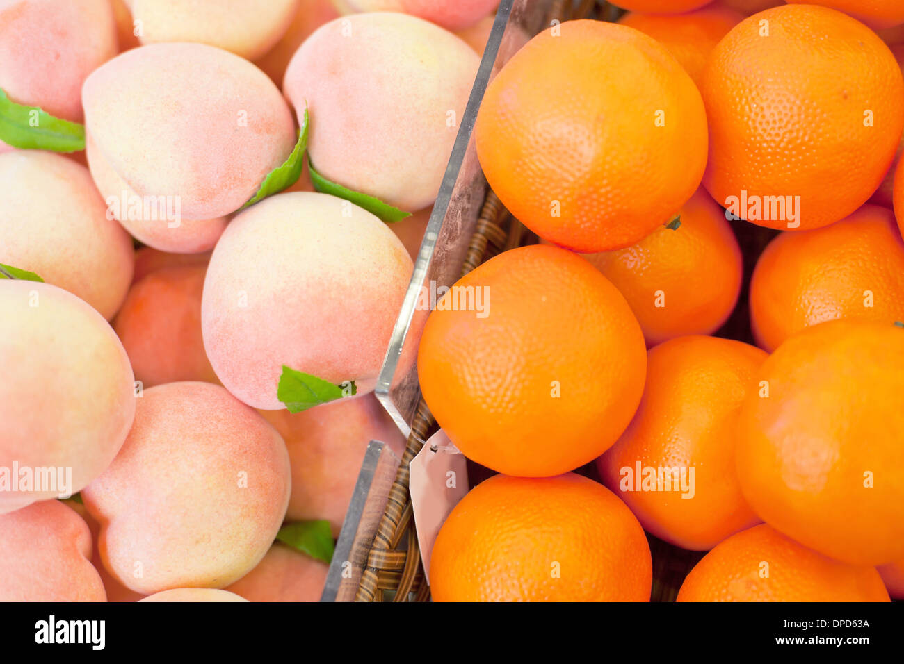 Peaches fruit stand hi-res stock photography and images - Alamy