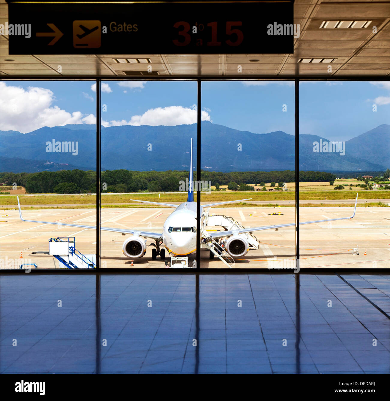 Airplane at the gate ready for boarding Stock Photo - Alamy