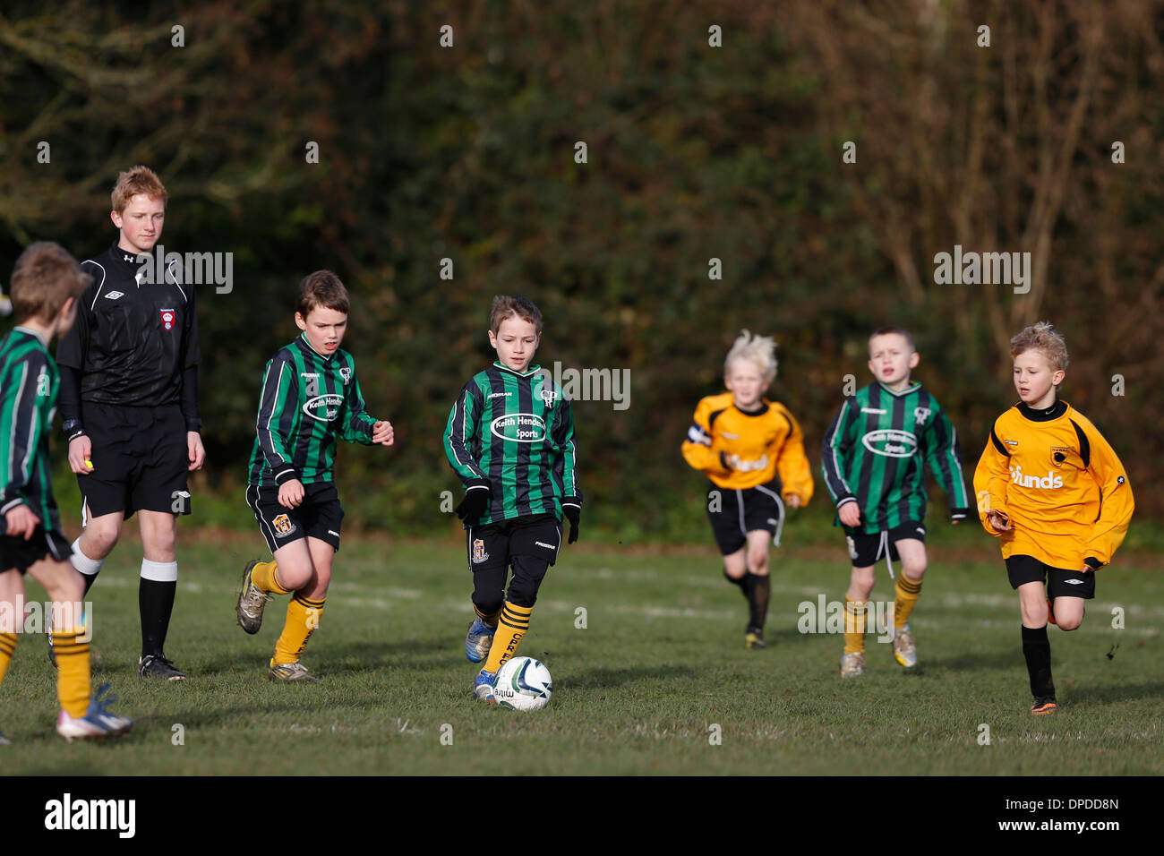 Hartley Wintney Falcons junior football team (yellow) play Curley Park ...