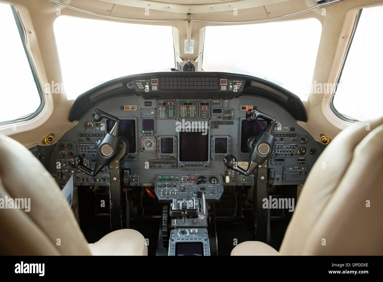 Business jet cockpit hi-res stock photography and images - Alamy