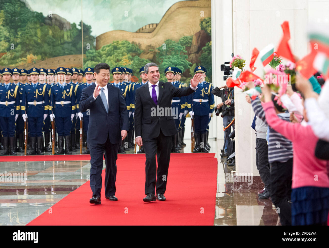 Chinese president xi jinping l holds a welcome ceremony hi-res stock ...