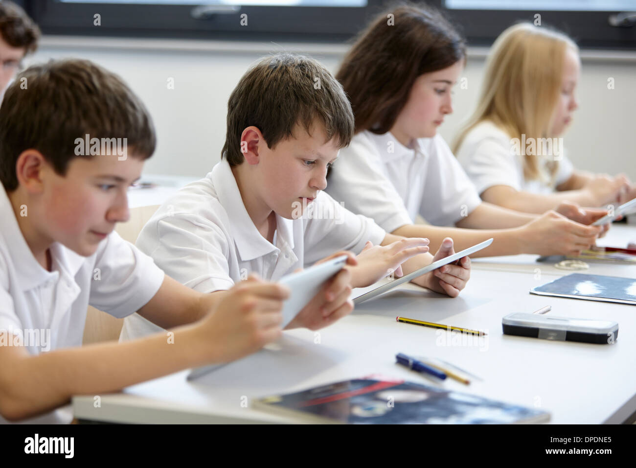 Schoolgirl in classroom wifi hi-res stock photography and images - Alamy