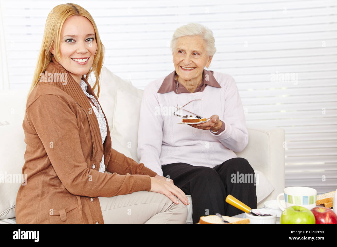 Elderly people eating nursing home hi-res stock photography and images ...