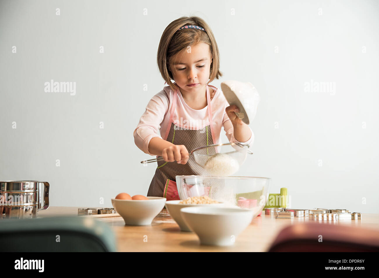 Sieving hi-res stock photography and images - Alamy