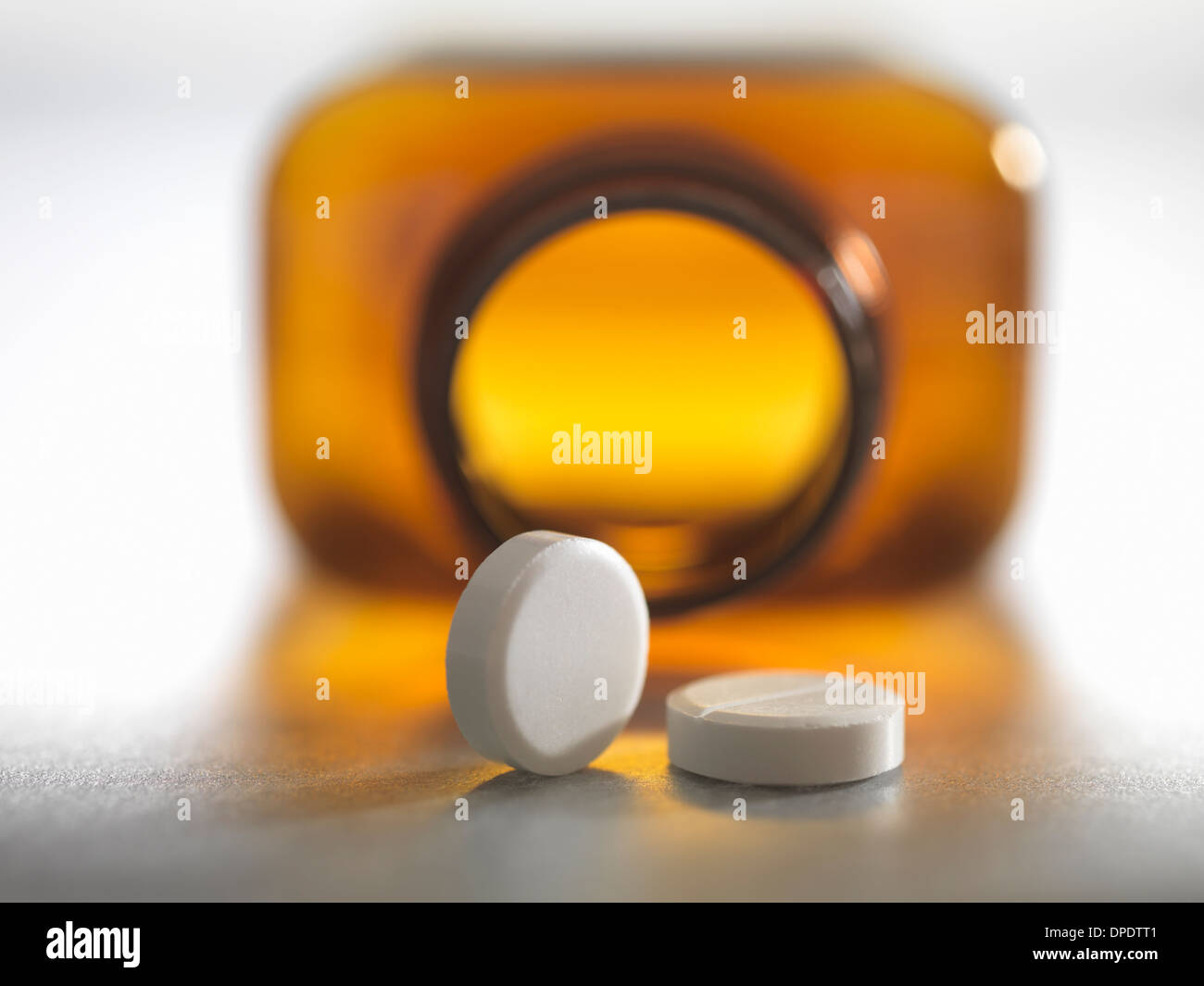 Pain killers pouring from brown medicine bottle Stock Photo - Alamy