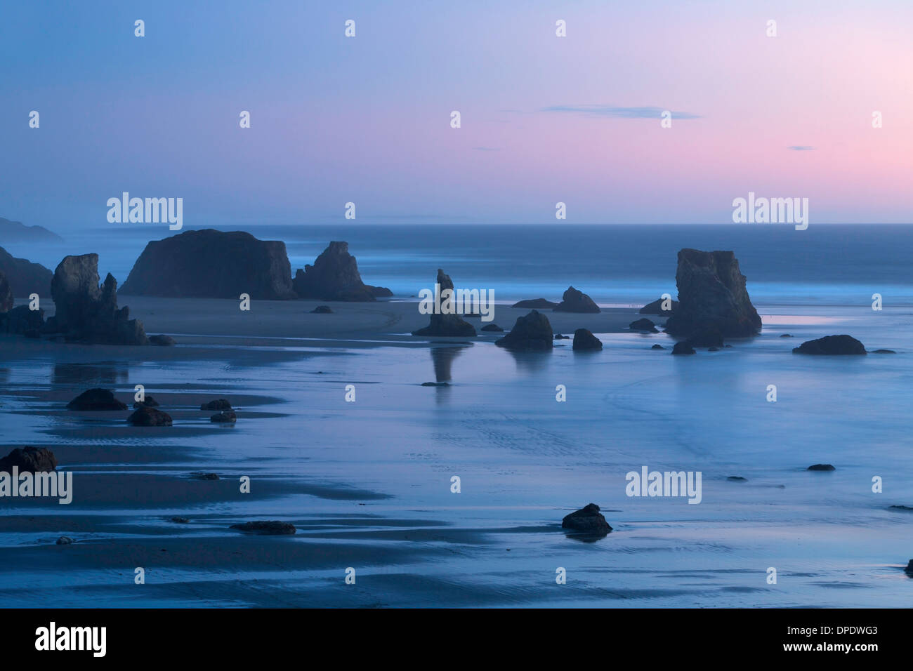 The sun sets over Bandon beach along the southern Oregon coast. USA ...