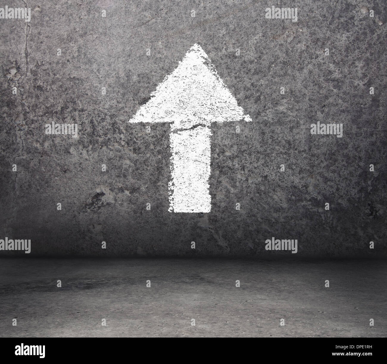Concrete room with arrow on the wall pointing upward Stock Photo - Alamy