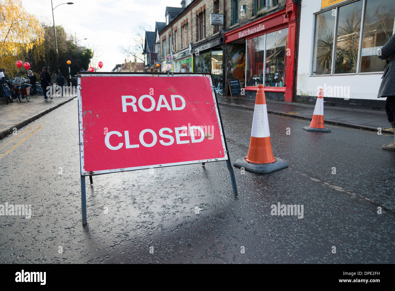 Road closed sign hi-res stock photography and images - Alamy