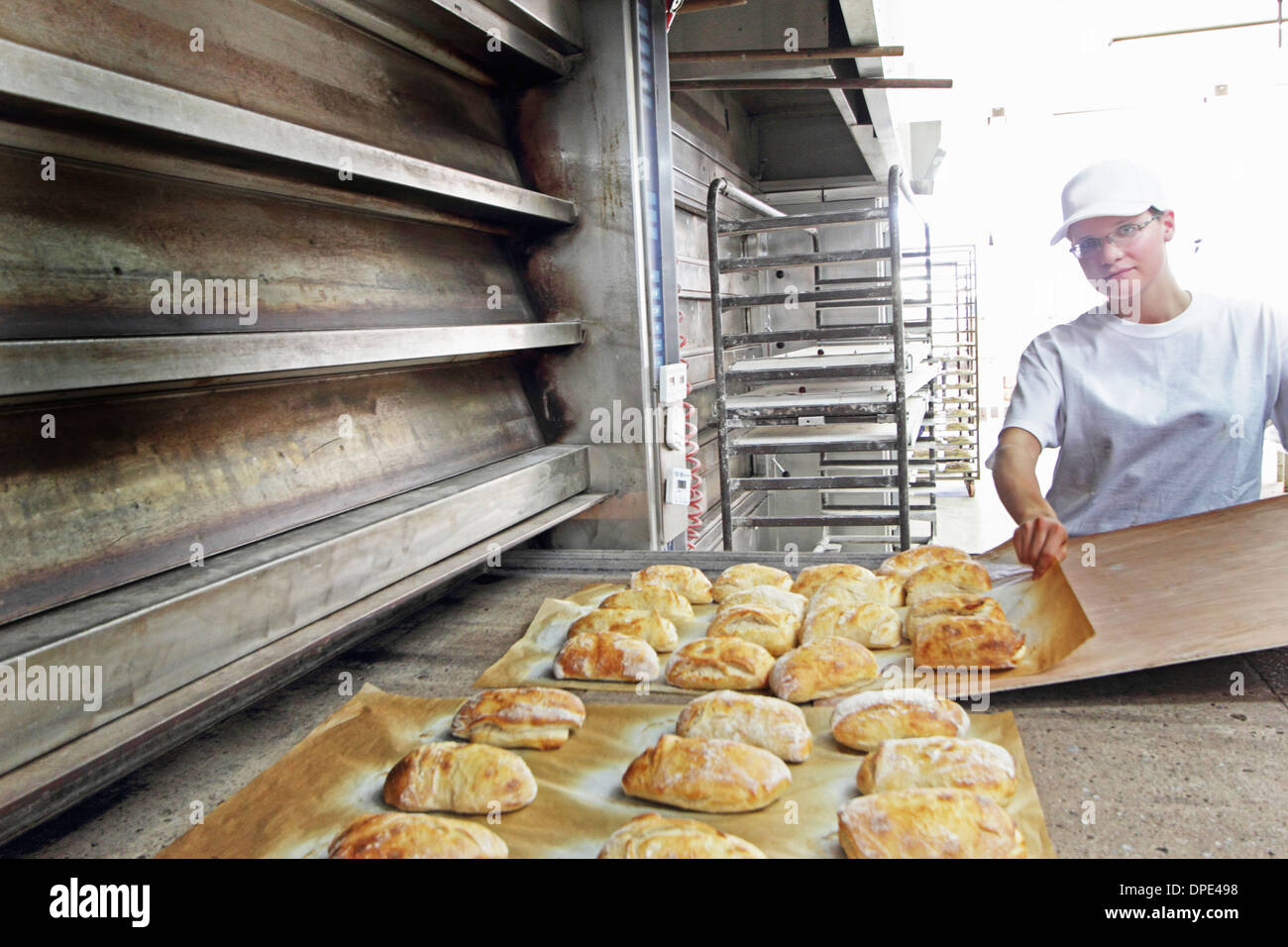 Baker sheet hi-res stock photography and images - Alamy