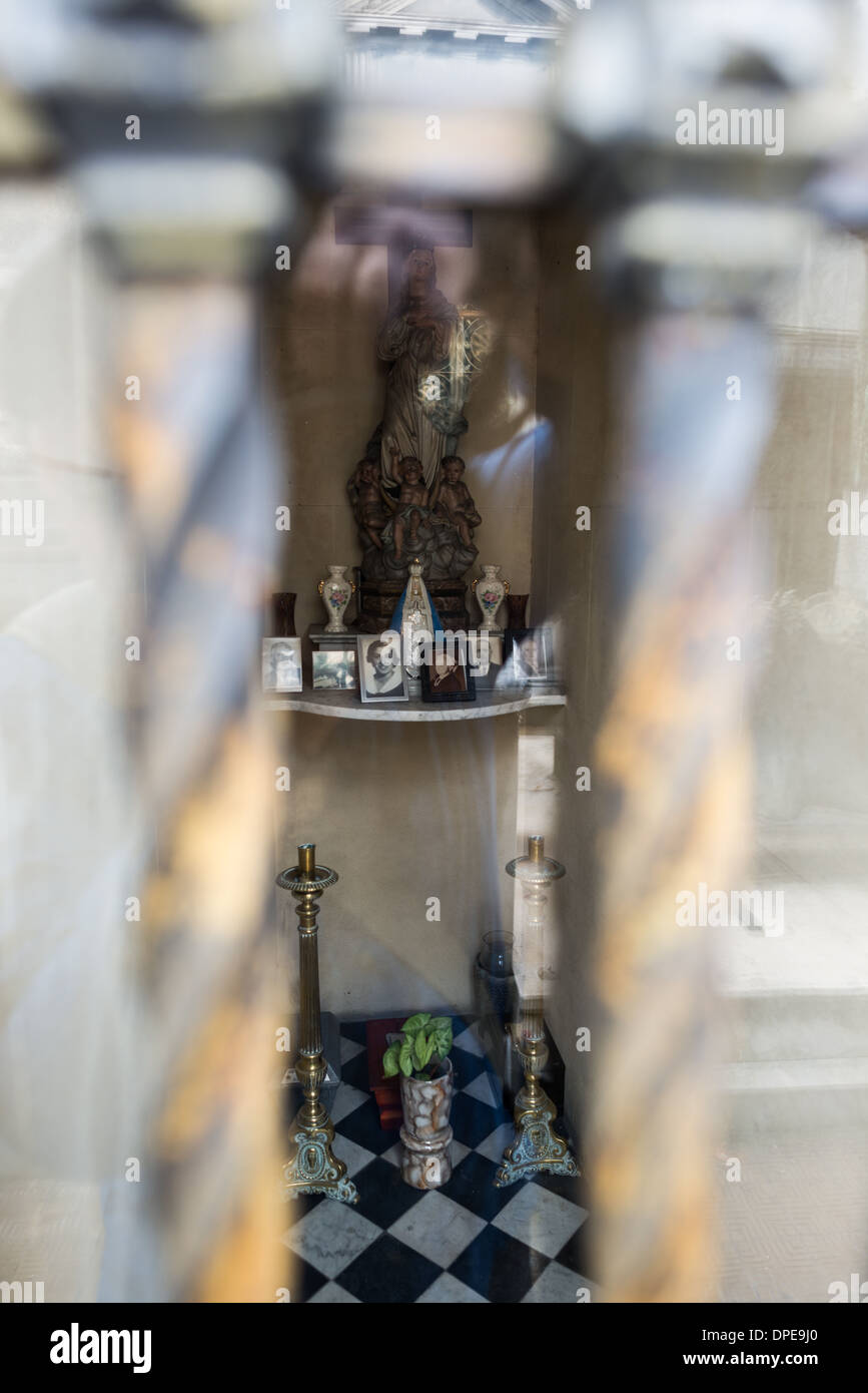 La Recoleta Cemetery Crypt Buenos Aires Argentina // BUENOS AIRES ...