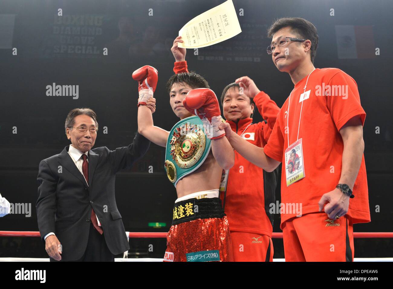 Tokyo, Japan. 6th Dec, 2013. (2L-R) Naoya Inoue (JPN), Hideyuki Ohashi ...