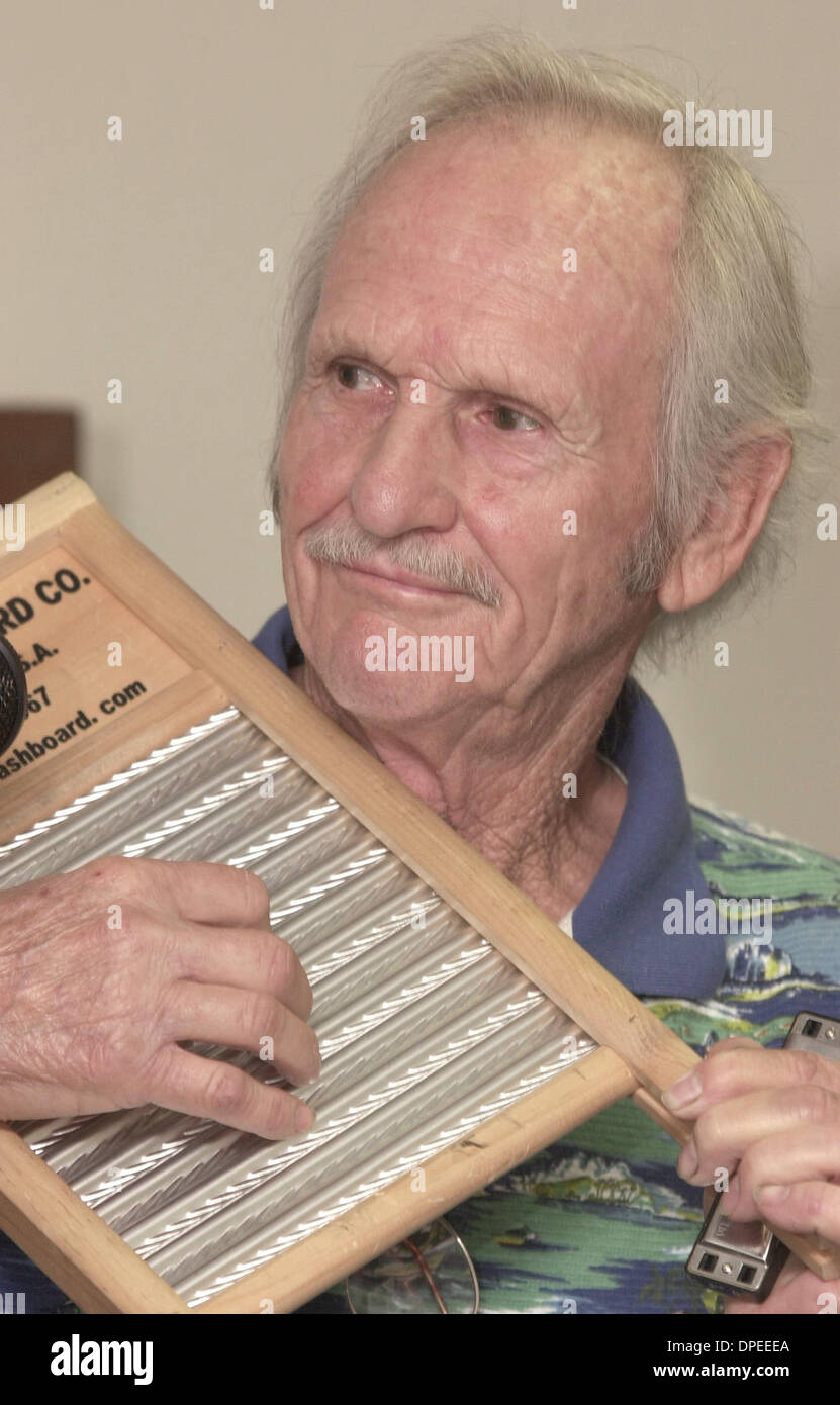 (Published 10/18/2003, NI-6) SECONDARY PHOTO--- VES BROWN plays the ...