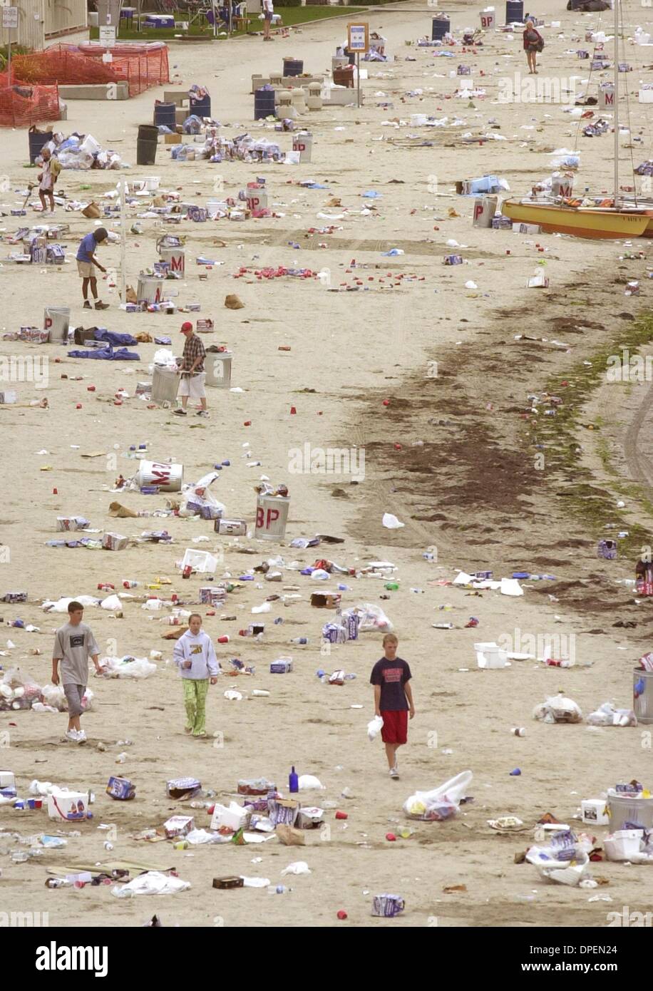 Trash beach crowd hi-res stock photography and images - Alamy