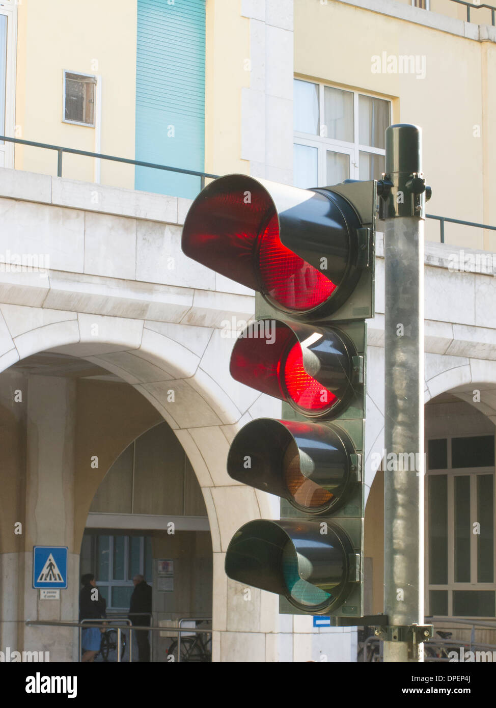 Red traffic lights hi-res stock photography and images - Alamy