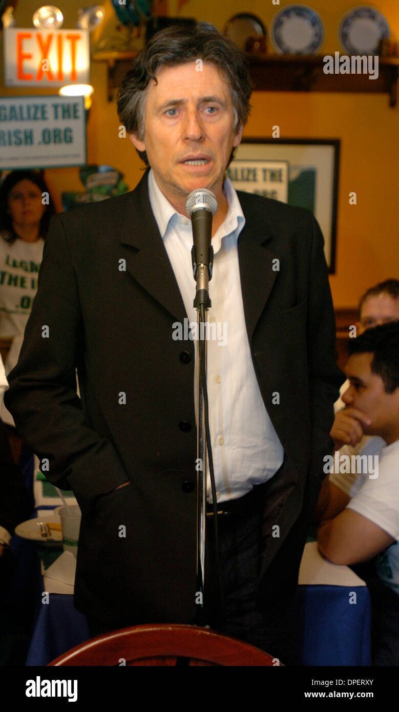 Irish actor gabriel byrne hi-res stock photography and images - Alamy