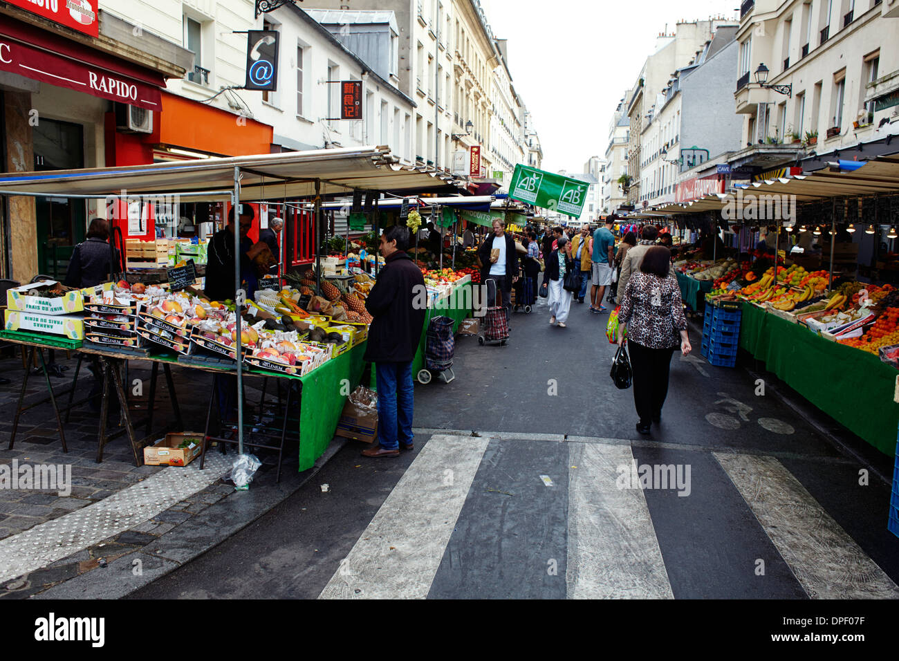 Vegetable market in Paris street Stock Photo - Alamy