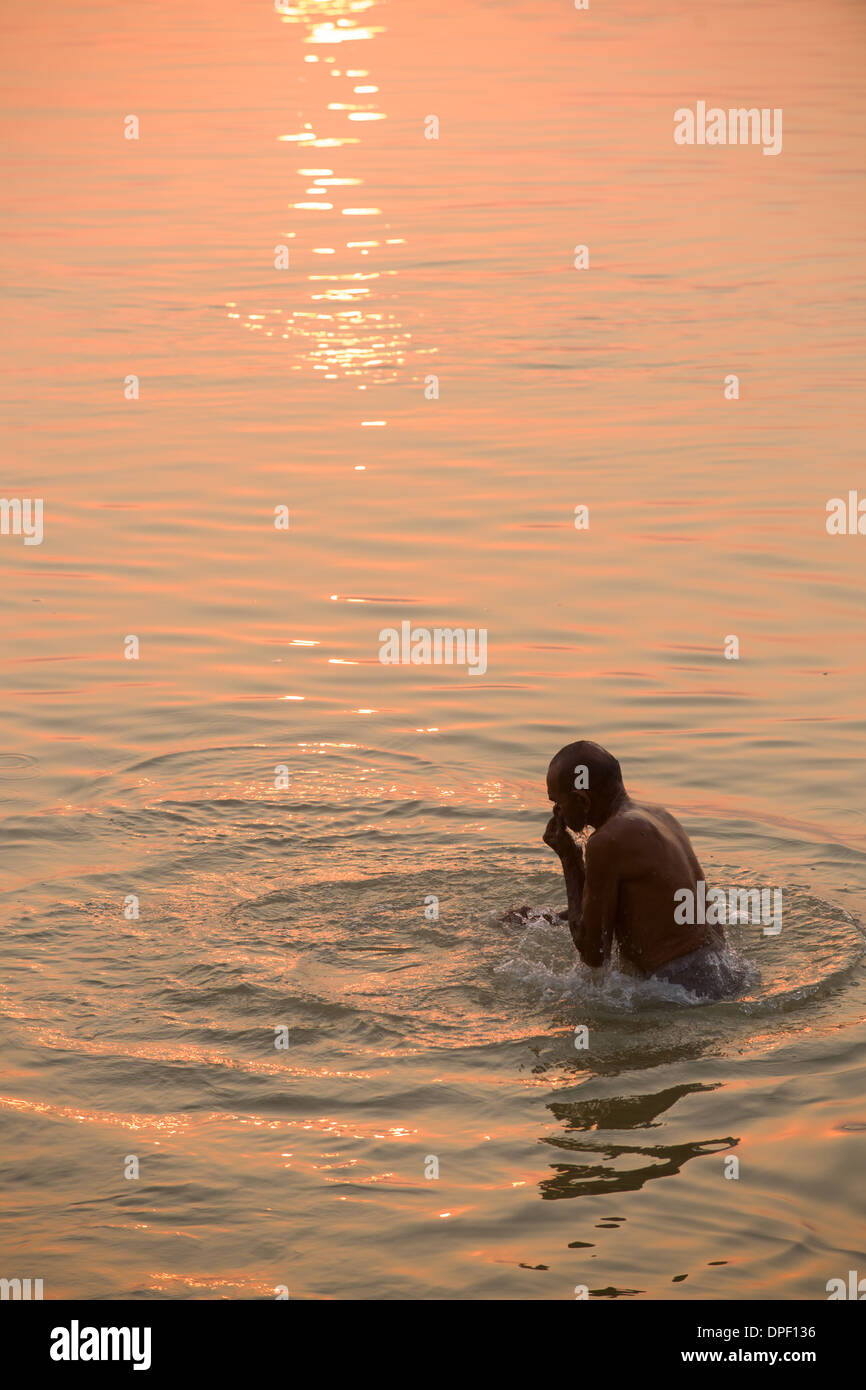 Bathing in the ganges hi-res stock photography and images - Alamy