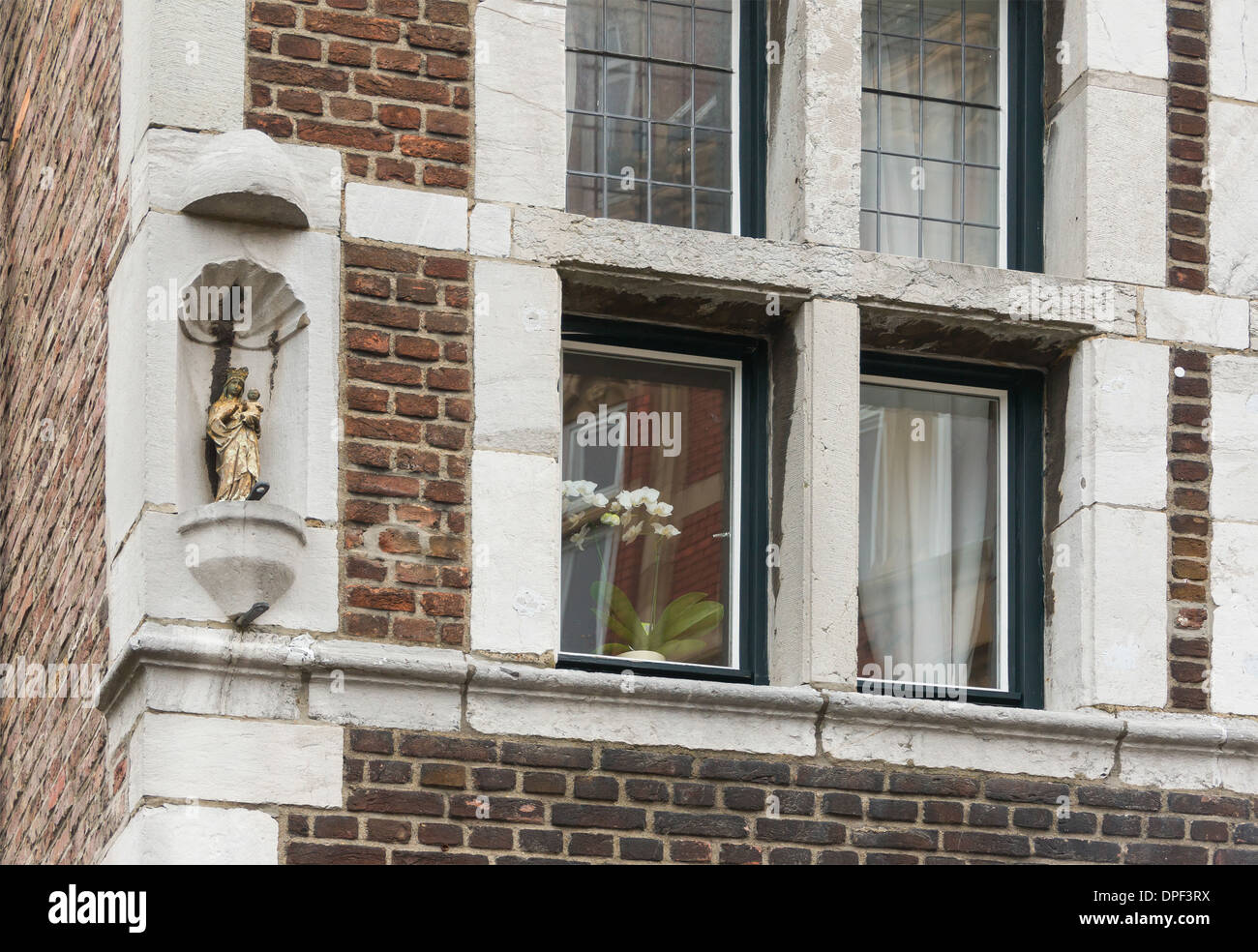 Statue vierge hi-res stock photography and images - Alamy