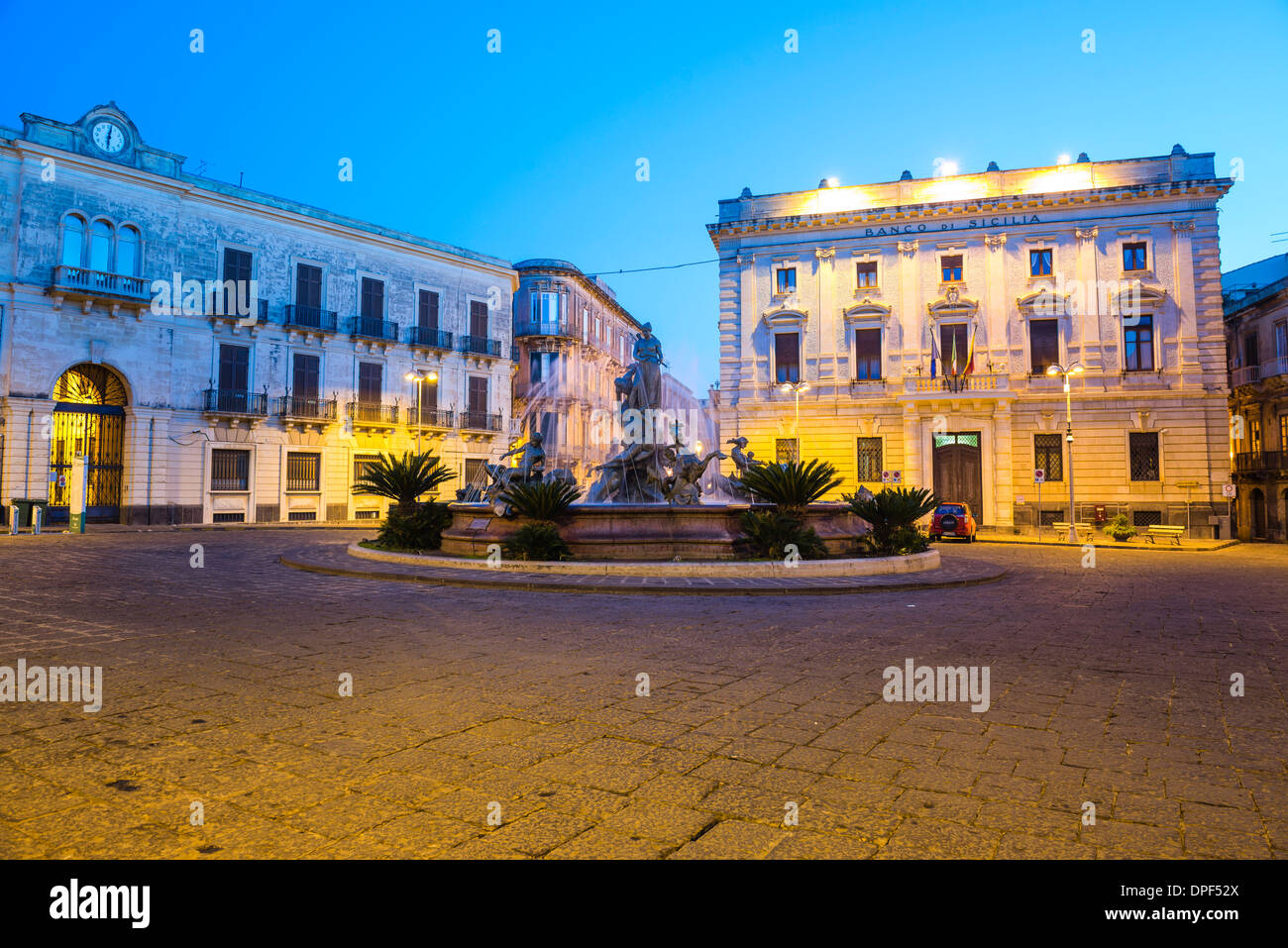 The Fountain of Artemis in Archimedes Square at night, Ortigia (Ortygia ...